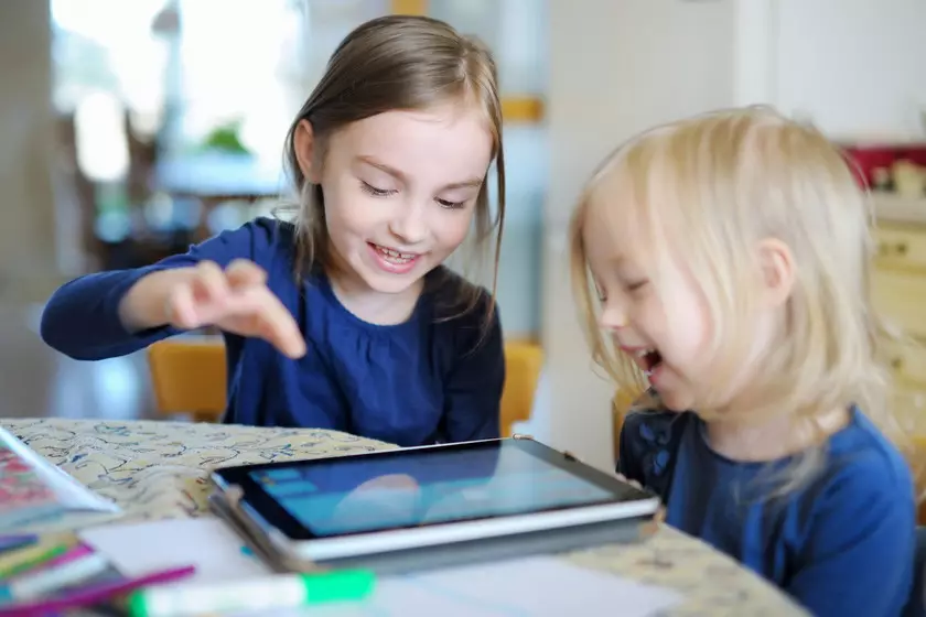 Sewe wenke om met babas en jong kinders na 'n restaurant te gaan