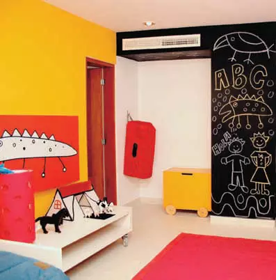 Vienas no sienām krāsot ar tāfeles krāsu ir ļoti jautrs risinājums.