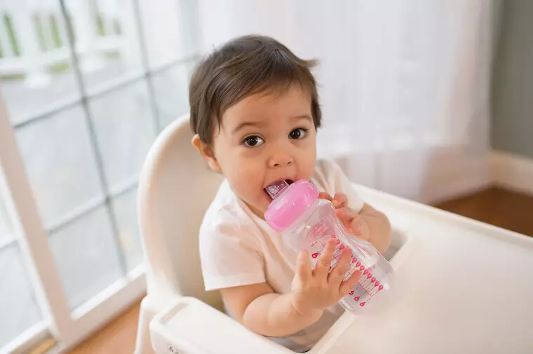 Till vilken ålder kan barnet ta en flaska utan att det påverkar dess utveckling och munhälsa?