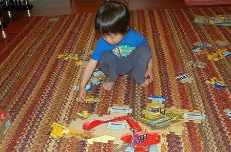 chlapec a puzzle