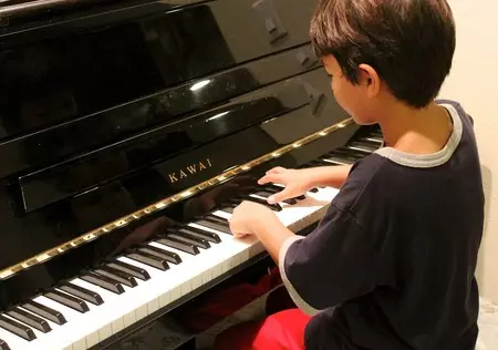ピアノを弾く少年