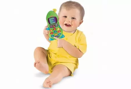 Jums ir zvans: jūsu 10 mēnešus vecais dēls pa tālruni (10 populārākās rotaļlietas)