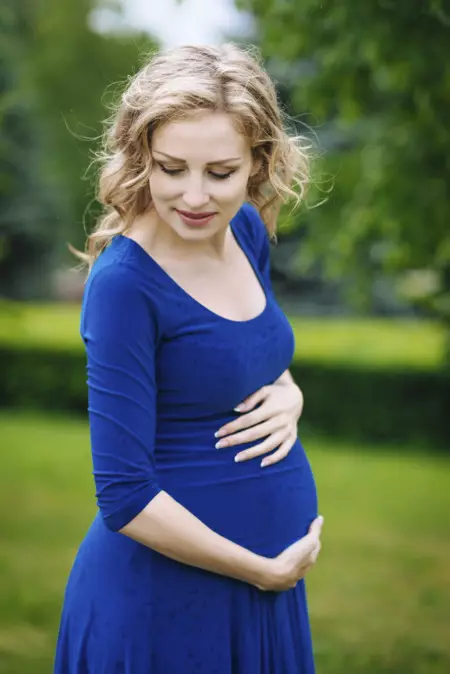 Gruaja shtatzënë elegante