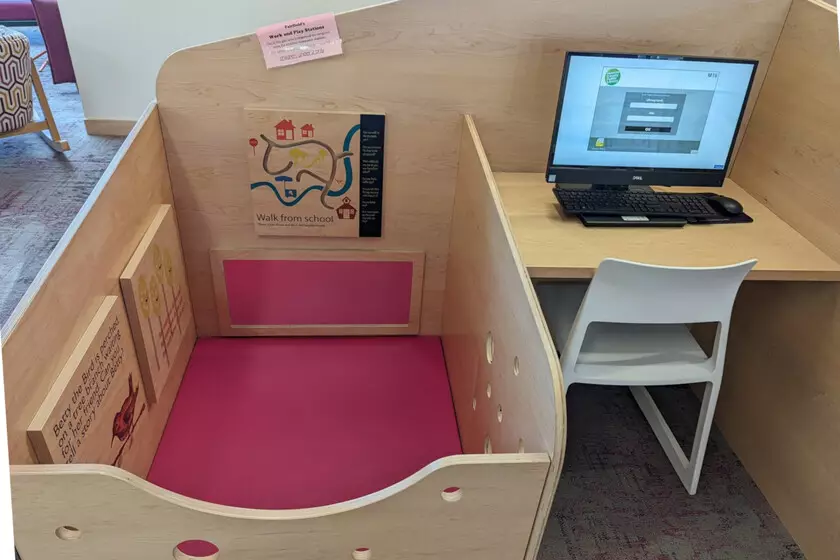 यो बच्चाहरूसँग पाठकहरूको लागि डेस्क हो जसले पुस्तकालयलाई सक्षम पारेको छ र त्यो भाइरल भएको छ