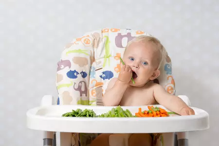 бебето яде зеленчуци