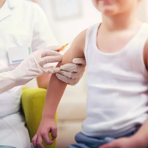لقد أصيب طفلي بفيروس كورونا ، متى يجب أن أعطيه الجرعة الأولى أو الثانية من اللقاح؟
