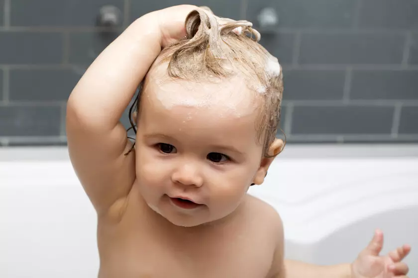 Paano hugasan ang buhok ng iyong sanggol upang hindi makapasok ang shampoo sa kanyang mga mata