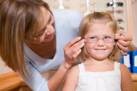 enfants avec des lunettes