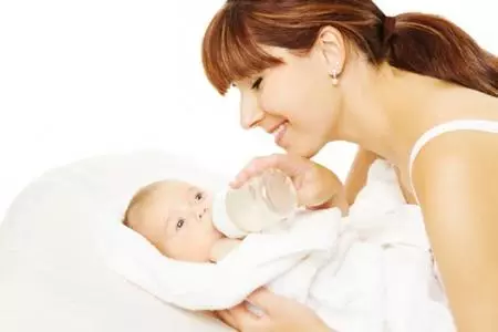 Kiek dirbtinio pieno turi gerti kūdikis?