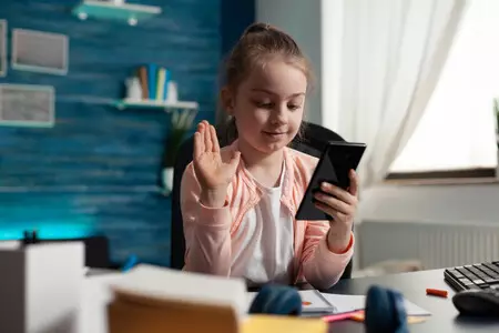 Student i ri duke valëvitur në kamerën e thirrjeve video në smartphone