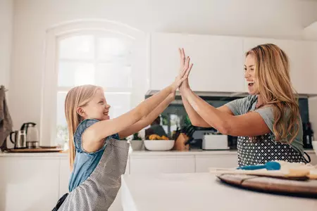 heureux, mère fille, cuisine