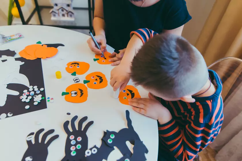 25 artesanatos de Halloween para fazer com papel que os pequenos vão adorar
