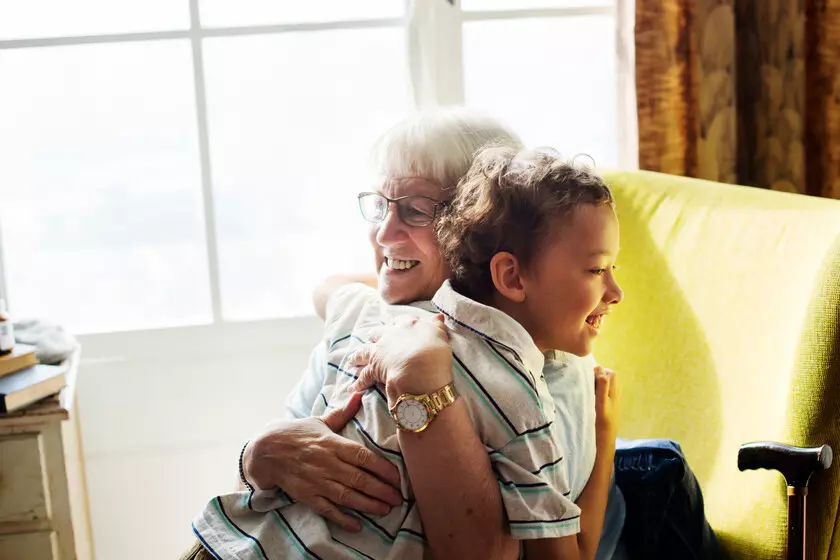 Oumas het sterker emosionele empatie met hul kleinkinders as met hul kinders, volgens 'n onlangse studie