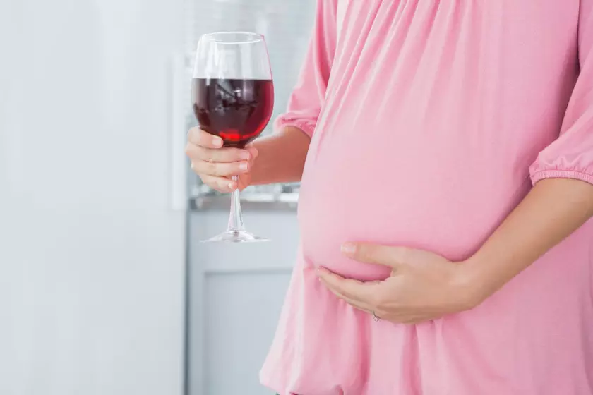 متلازمة الكحول الجنينية (FAS): كيف يؤثر استهلاك الأم للكحول على الطفل