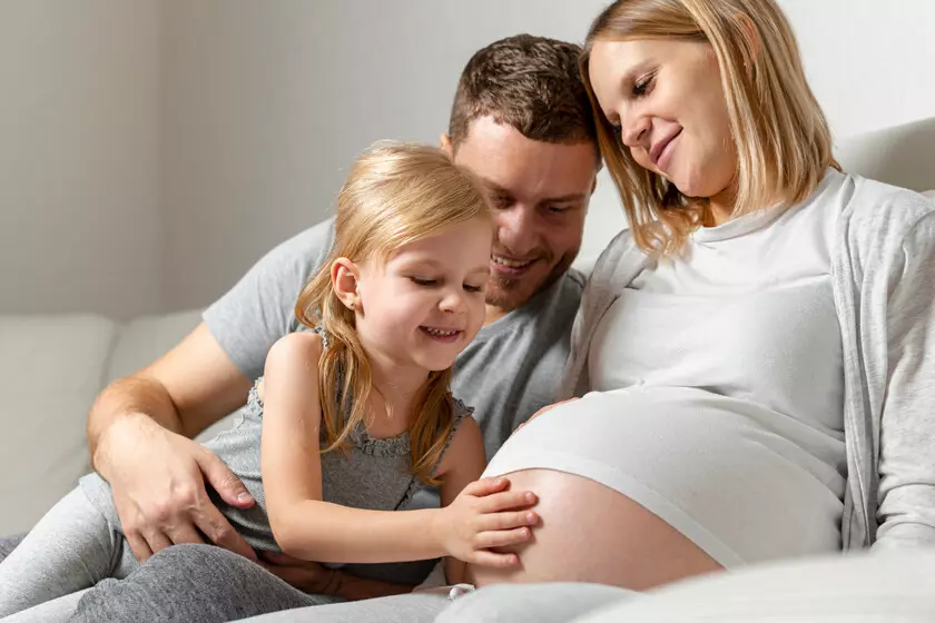 Como e cando dicirlle ao irmán maior que un bebé está en camiño