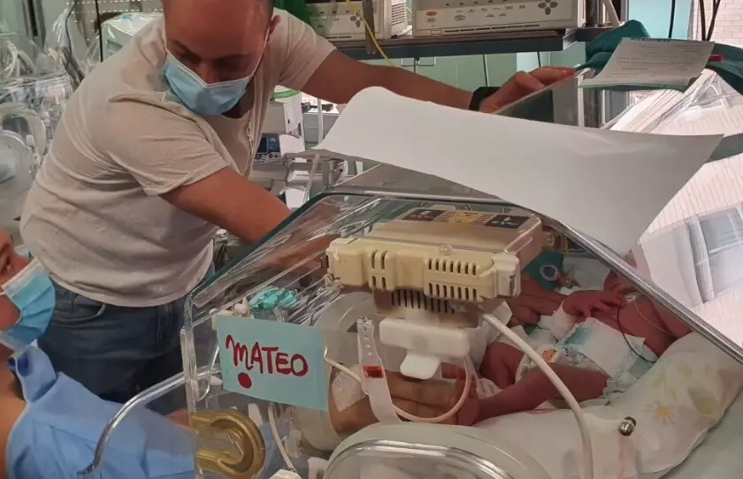 הם מבצעים ניתוח כדי שאם שאושפזה לטיפול נמרץ תוכל לפגוש ולגעת בתינוקה שזה עתה נולד