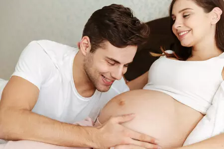 Hvordan kommunisere og få kontakt med babyen din under graviditet