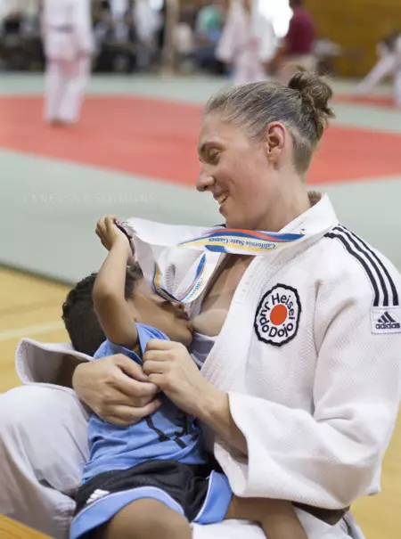 The beautiful moment in which a judoka breastfeeds her 2 and a half year old baby in full competition