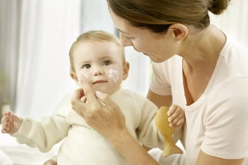 כיצד לטפל בעור אטופיק דרמטיטיס של התינוק כשהוא קר