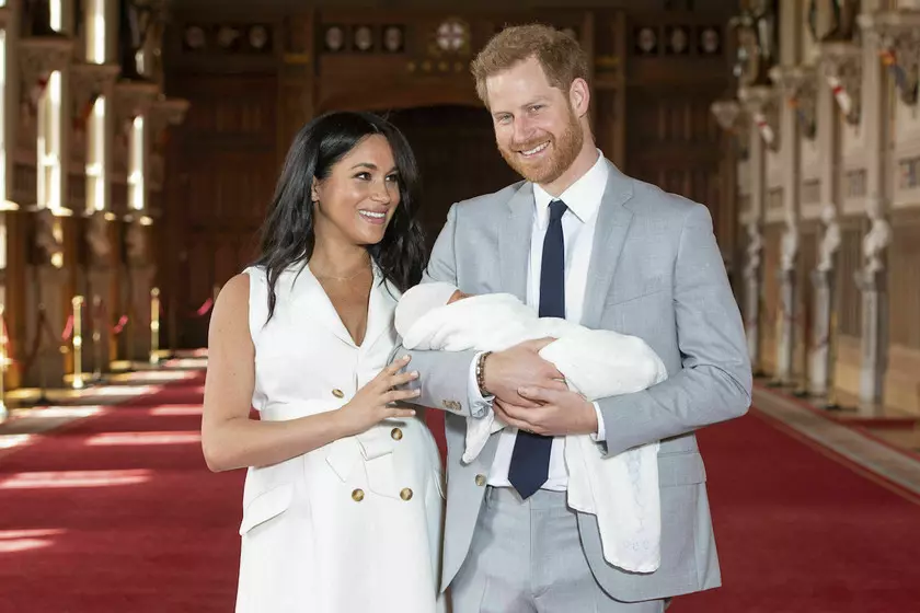 Meghan Markle e il principe Harry presentano il loro bambino e lei mostra con orgoglio la sua pancia dopo il parto