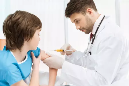 给孩子接种疫苗