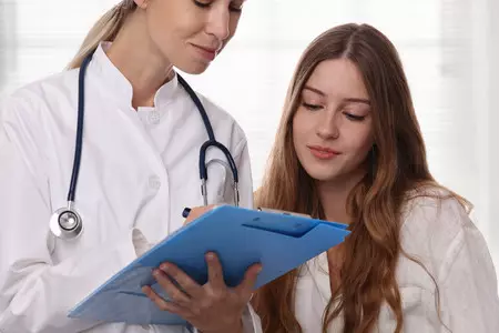 نوجوانی که با یک پزشک زن صحبت می کند