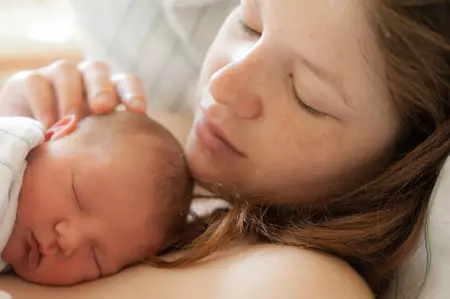 Ibu Dengan Kontak Kulit Bayi ke Kulit 2
