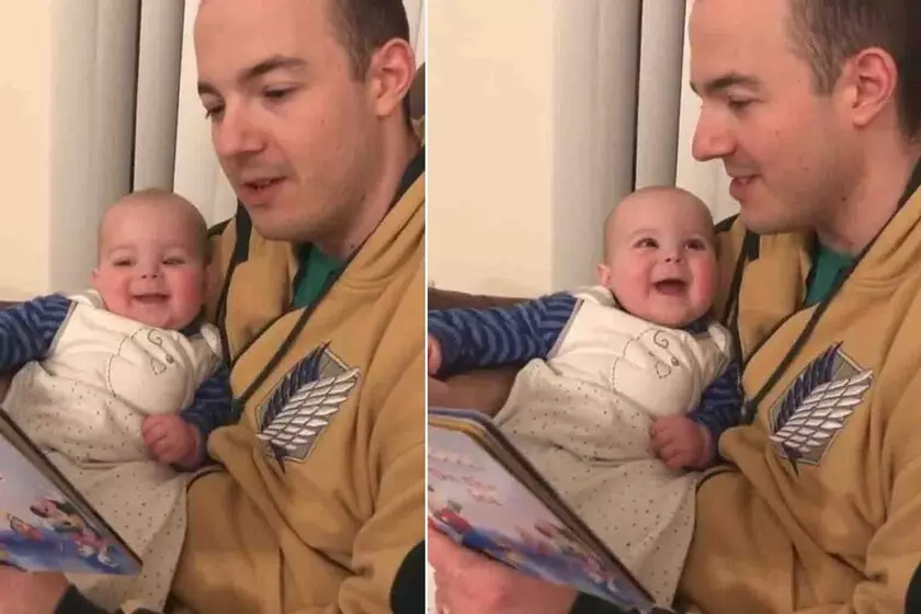 Video lembut bayi tersenyum ketika mendengarkan ayahnya membacakan cerita dengan suara yang berbeda