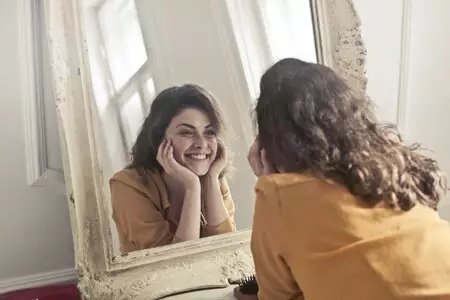 Muller Sorrindo Espello