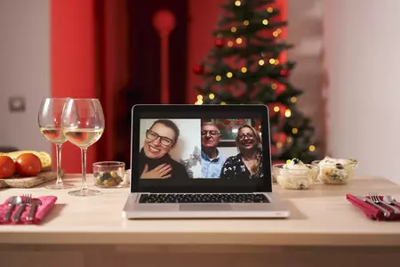 วิดีโอคอลสำหรับอาหารค่ำวันคริสต์มาส