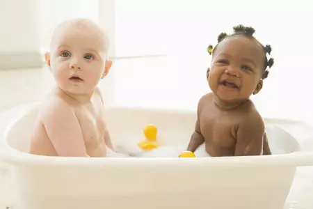 baby-sharing-bathtub