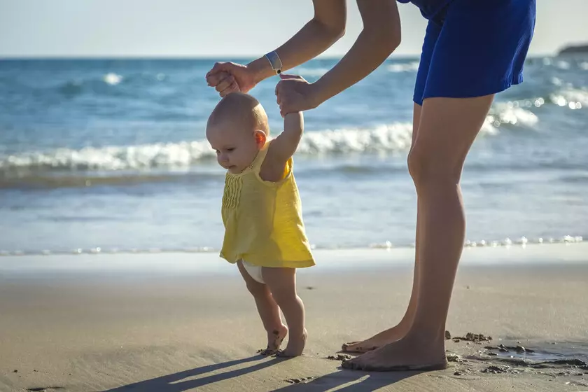 Quand bébé commence à marcher : les premiers pas, chacun à son rythme