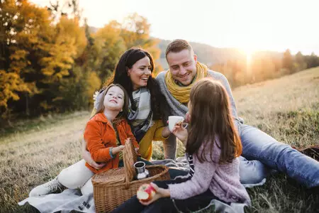 Tsev Neeg Picnic Autumn