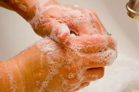 Гараа угаах