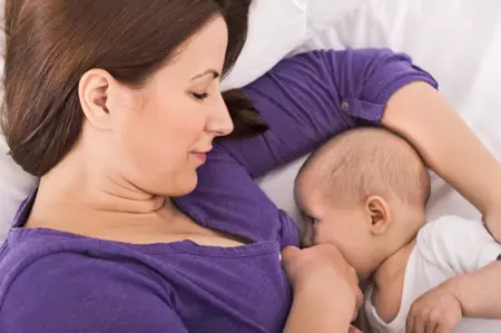 同睡和母乳喂养关系密切，我们很快就会谈到