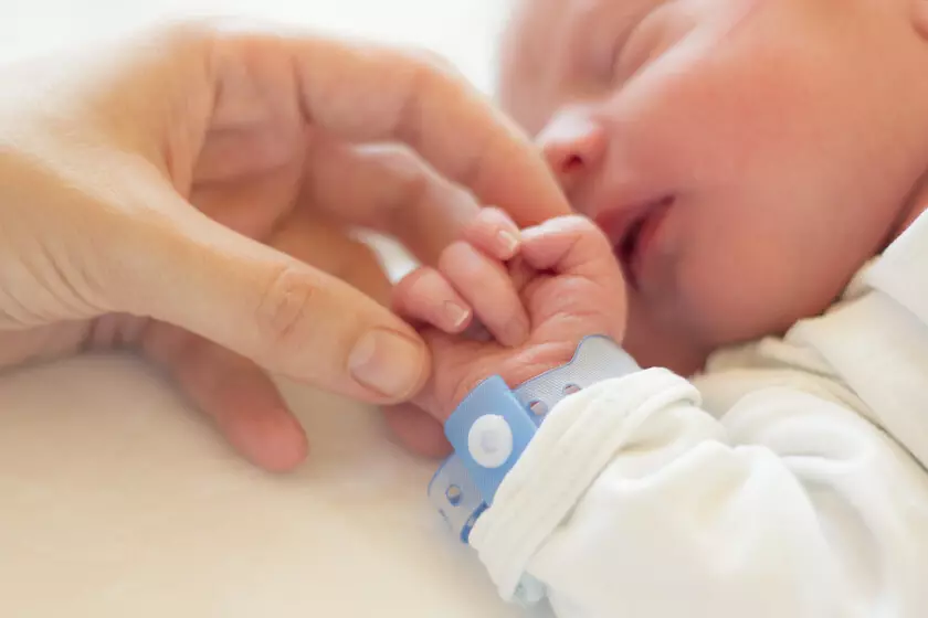 Can I touch the baby? The question you should always ask before approaching a newborn