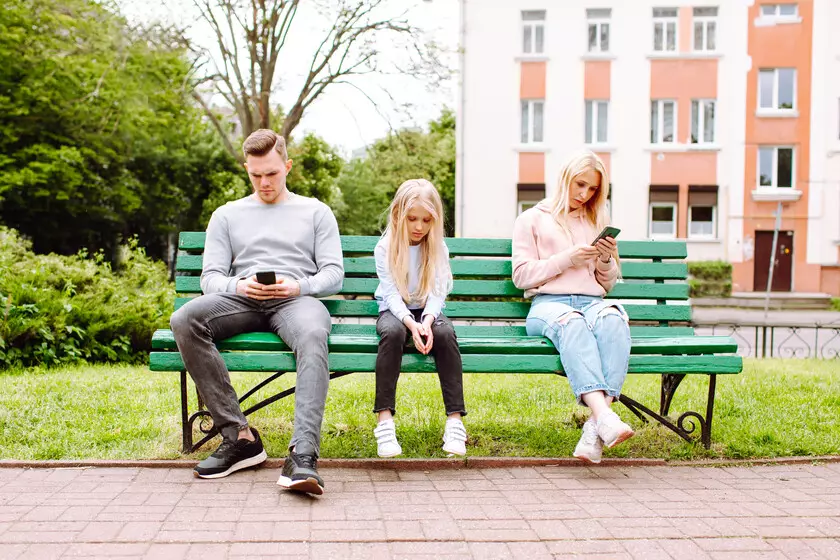 Distracted parenting: when we look at the mobile more than at our children