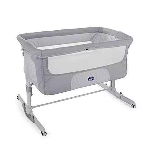 Chicco Next2Me Lota Bedside Bedside Cot ya Mwana Wokhala Ndi Mattress, Ntchito Yogwedeza, Drop Side, Adjustable Height, Mesh Panel, Wheels and Travel Bag Miyezi 0-6, 9 kg (Luna)