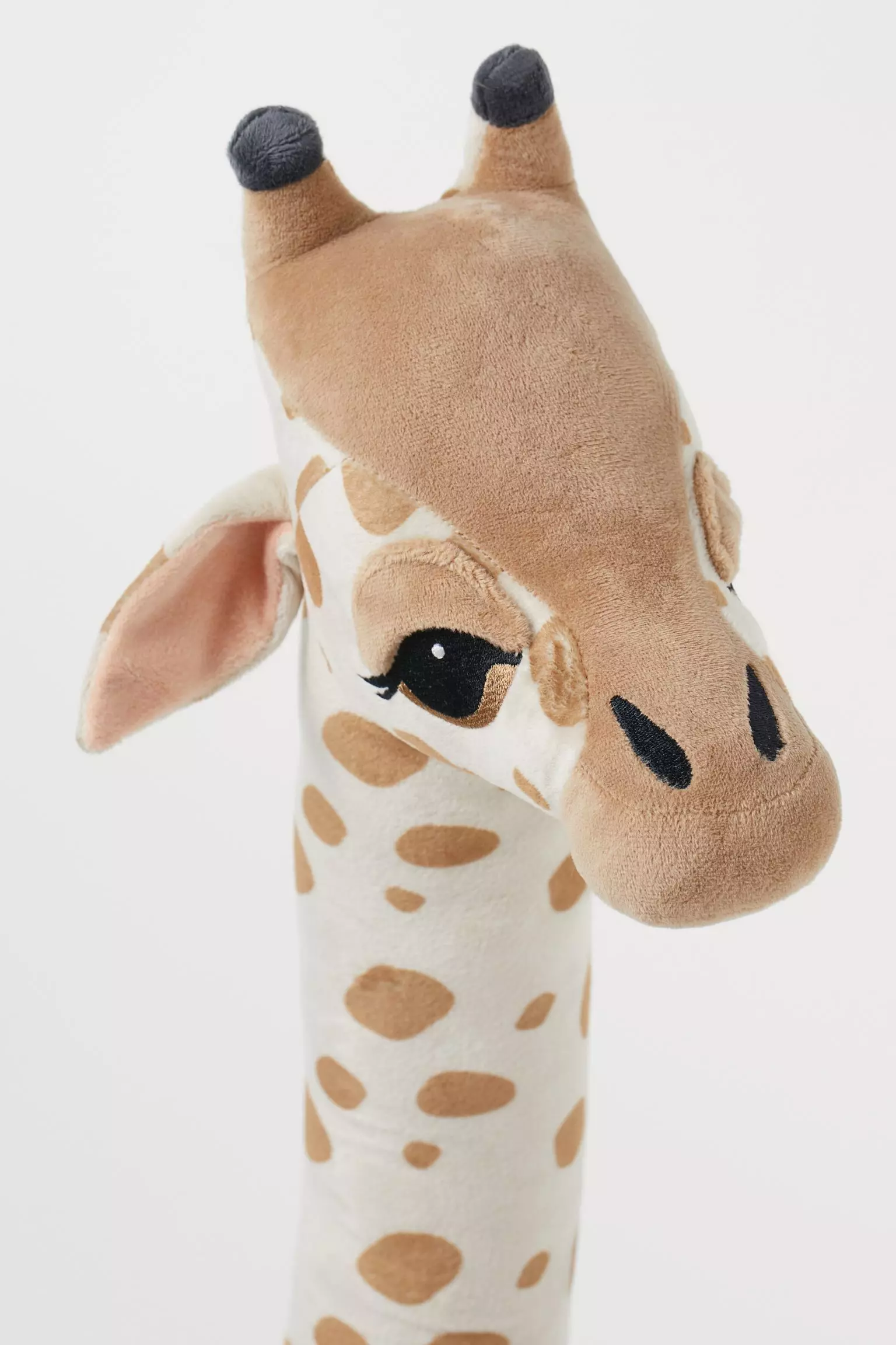 giraffe edidan nla ni aṣọ rirọ pẹlu awọn ohun elo, awọn alaye ti iṣelọpọ, ati polyester ti a tunlo. Giga isunmọ. 100cm max iwọn feleto. 35cm