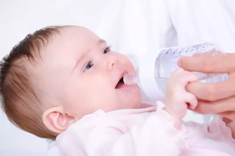什麼時候開始給嬰兒喝水？給多少？