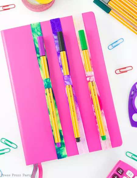جای خودکار و مداد 3 رنگ روی نوت بوک