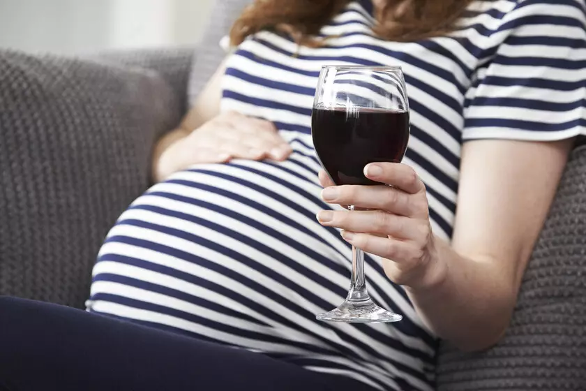 Non una goccia di alcol in gravidanza: ciò che la mamma beve arriva al bambino