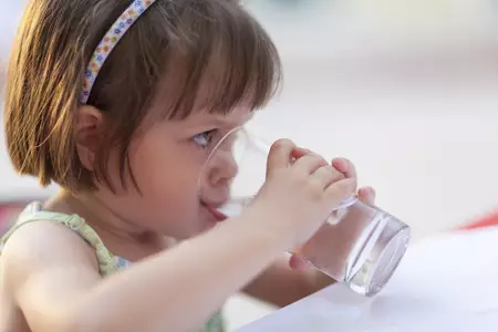 Κορίτσι που πίνει νερό