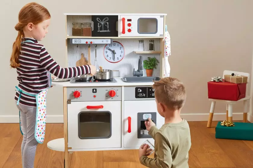 Lidl ima nekaj lepih lesenih igrač po ugodni ceni, ki bi jih lahko podarili otrokom za božič