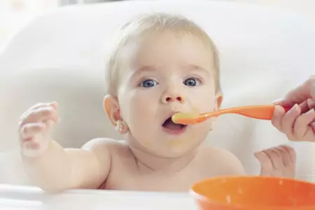 беба једе кашу