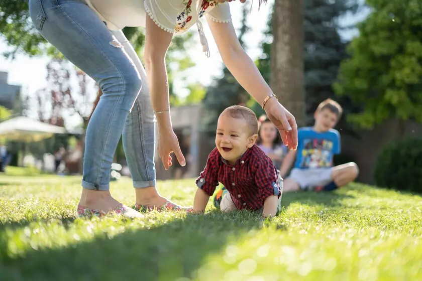 Cu cât bebelușul se târăște mai mult, cu atât este mai bine pregătit să recunoască posibilele riscuri din mediul său