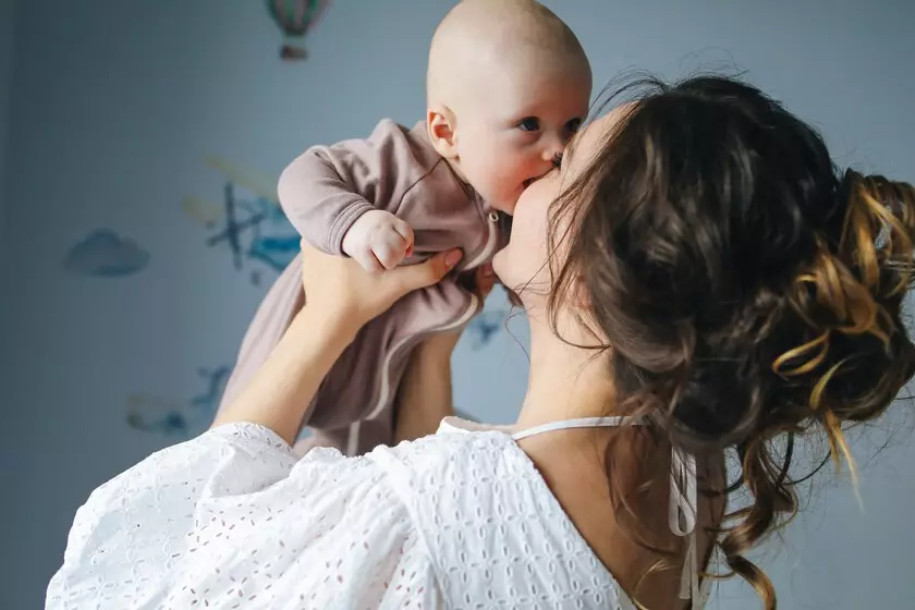 Lojëra dhe aktivitete për të stimuluar zhvillimin e foshnjave nga 0 deri në 6 muaj