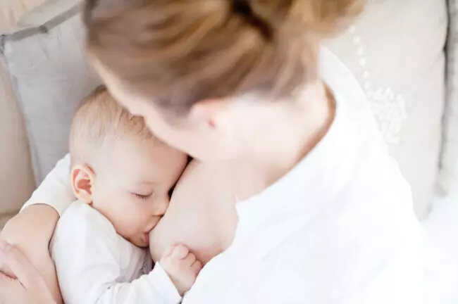 Takto pandemie ovlivnila kojení, podle zprávy LactApp 2020 Breastfeeding report